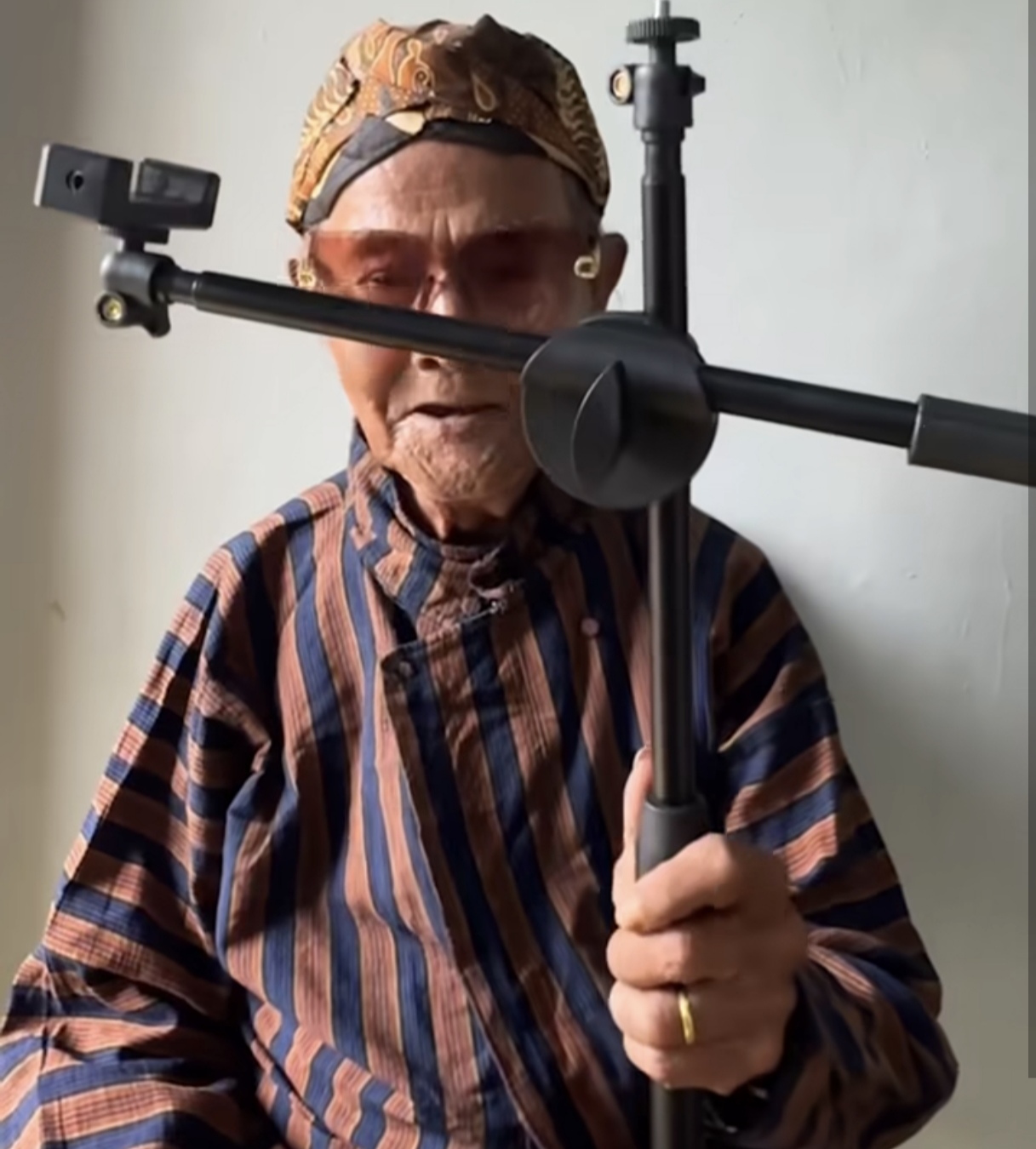 Ini Lho Pak Mustar, Seleb TikTok Tertua di Indonesia - Berita dan Opini ...